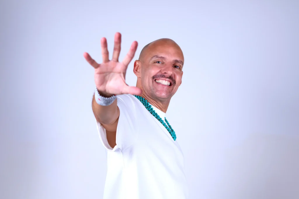 Claudinho Brasil alcança 1 milhão de seguidores e celebra 20 anos de ...